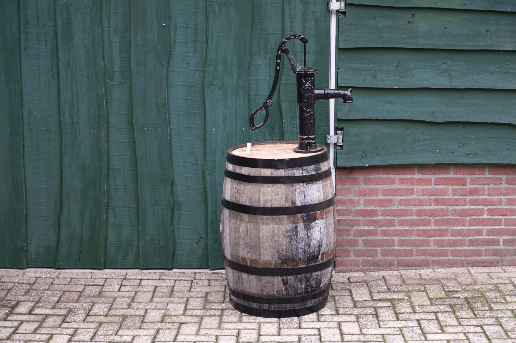 Eikenhouten regenton 200L whiskyvat zwarte banden en gietijzeren ...