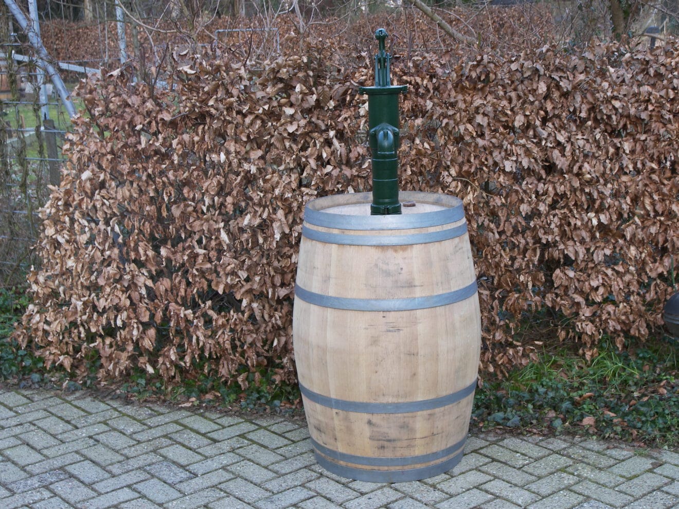 Regenton van hout met groene handpomp (225L) - rondomton.nl