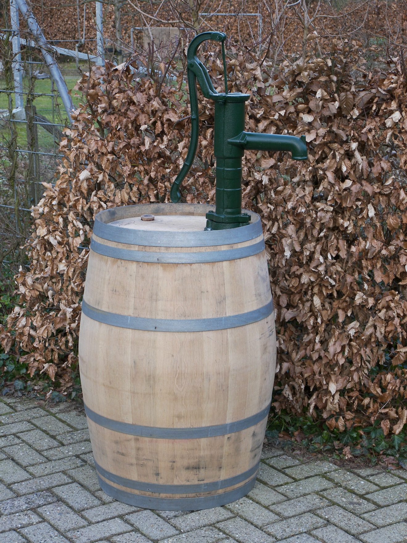 Regenton van hout met groene handpomp (225L) - rondomton.nl
