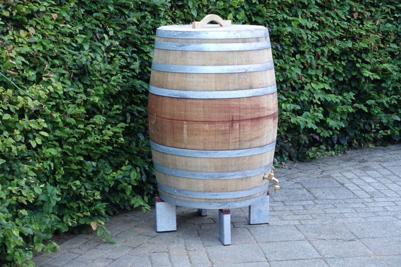 Regenton met kraan en hout/ijzeren regenton voet, 300 liter - rondomton.nl