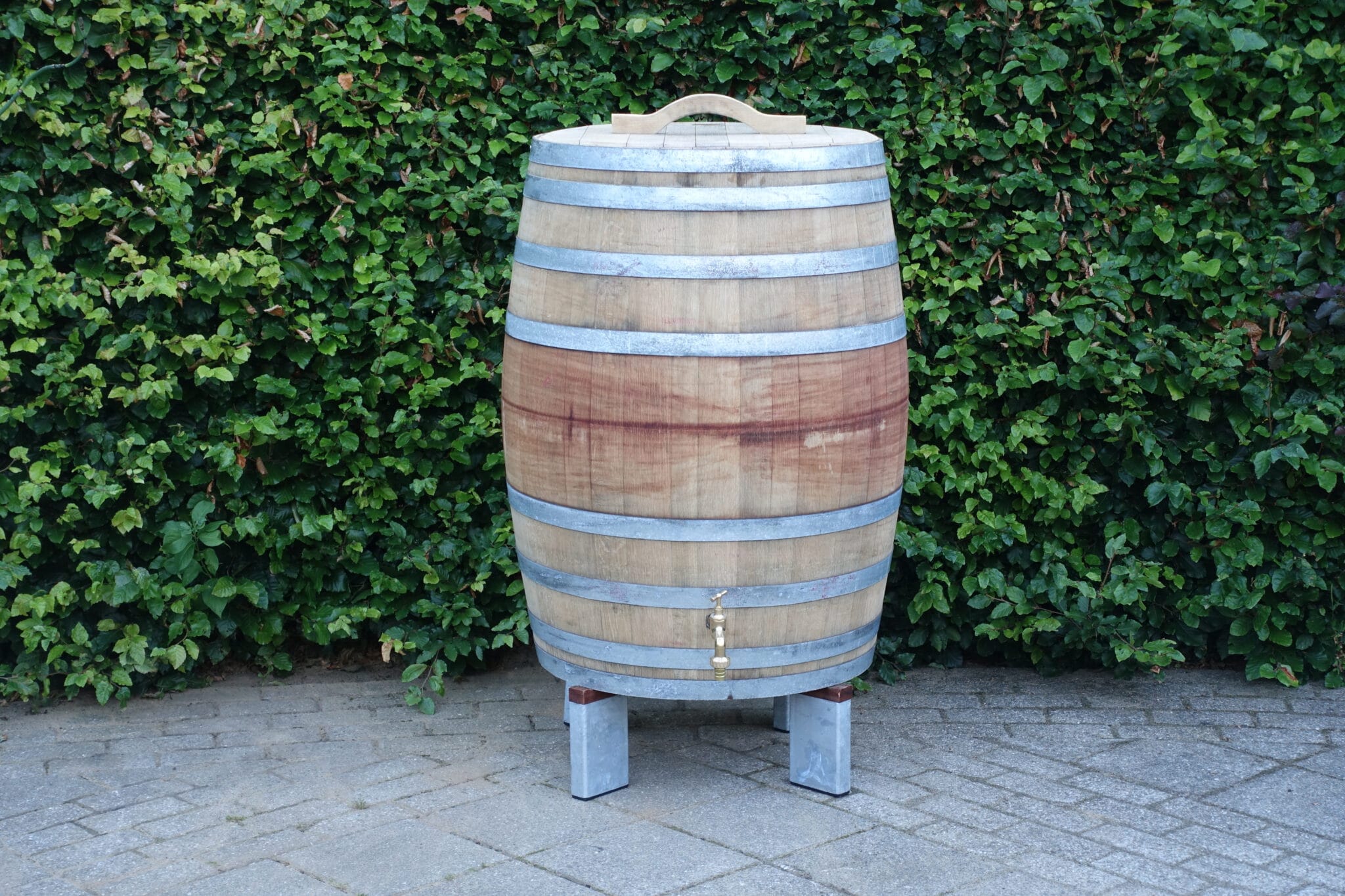 Regenton met kraan en hout/ijzeren regenton voet, 300 liter - rondomton.nl