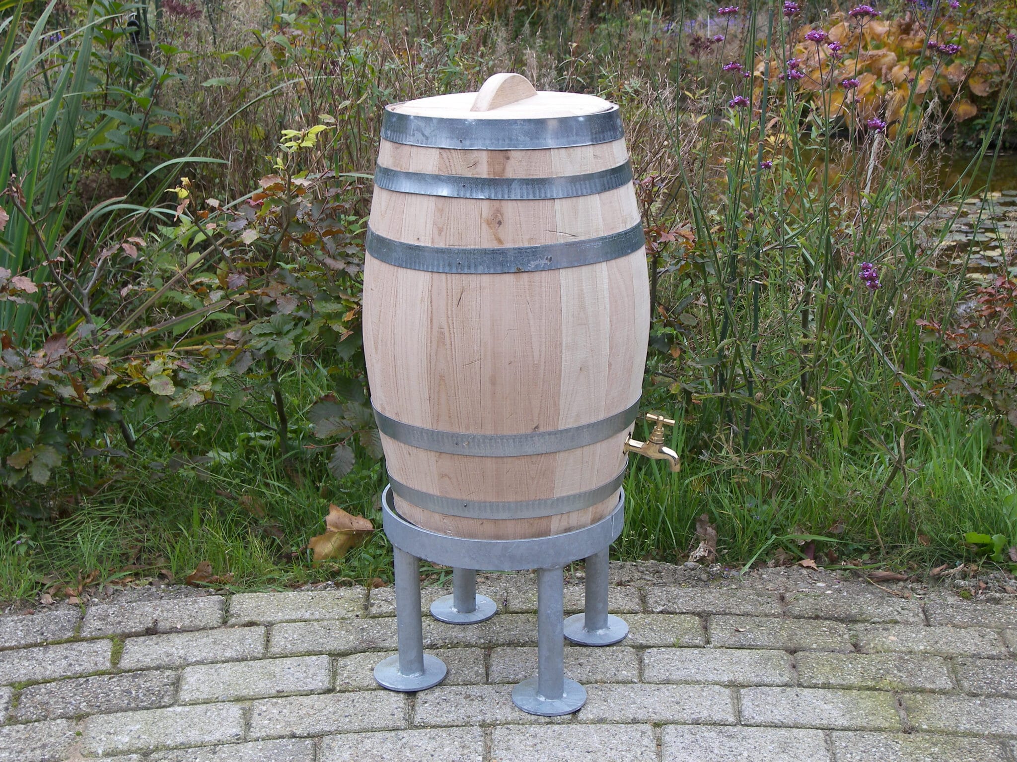 Regenton met kraan en ijzeren verhoger (30L) - rondomton.nl