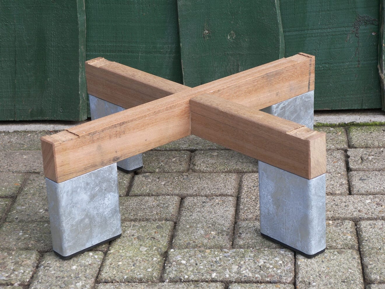 Regenton met kraan en hout/ijzeren regenton voet, 300 liter - rondomton.nl