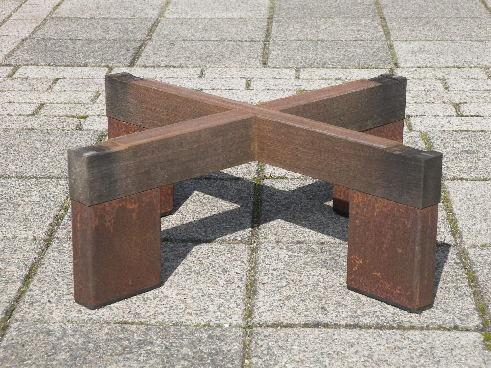 Hout en onbehandeld ijzeren verhoger (54,5-56,5cm) voor 225L ton ...