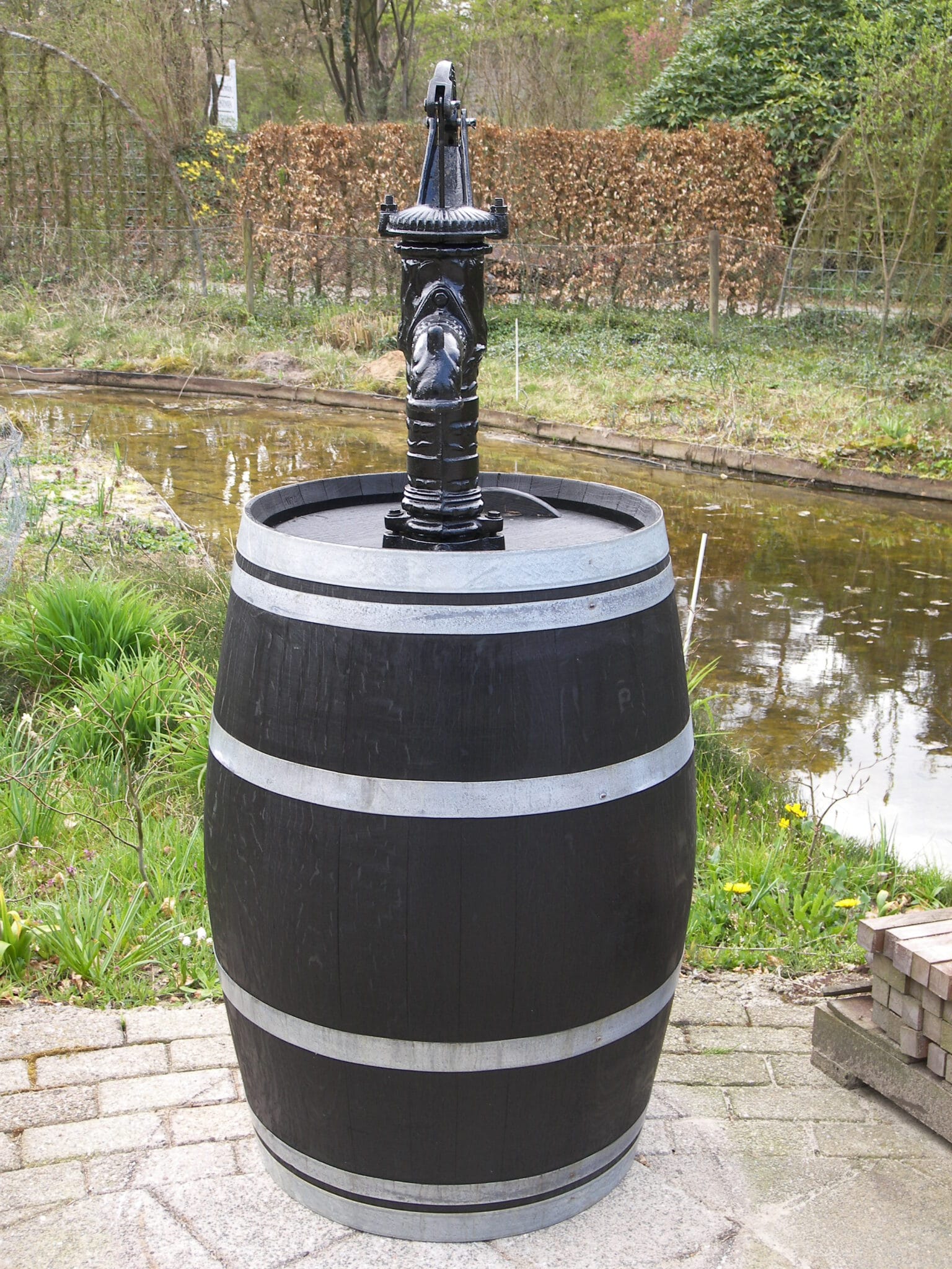 Regenton, hout zwart 225L, met zwarte gietijzeren pomp - rondomton.nl