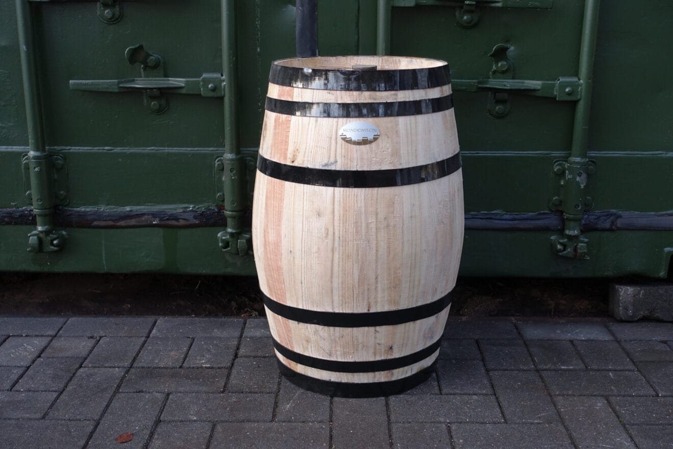 Houten ton met vaste deksel, zwarte banden, 50 liter - rondomton.nl