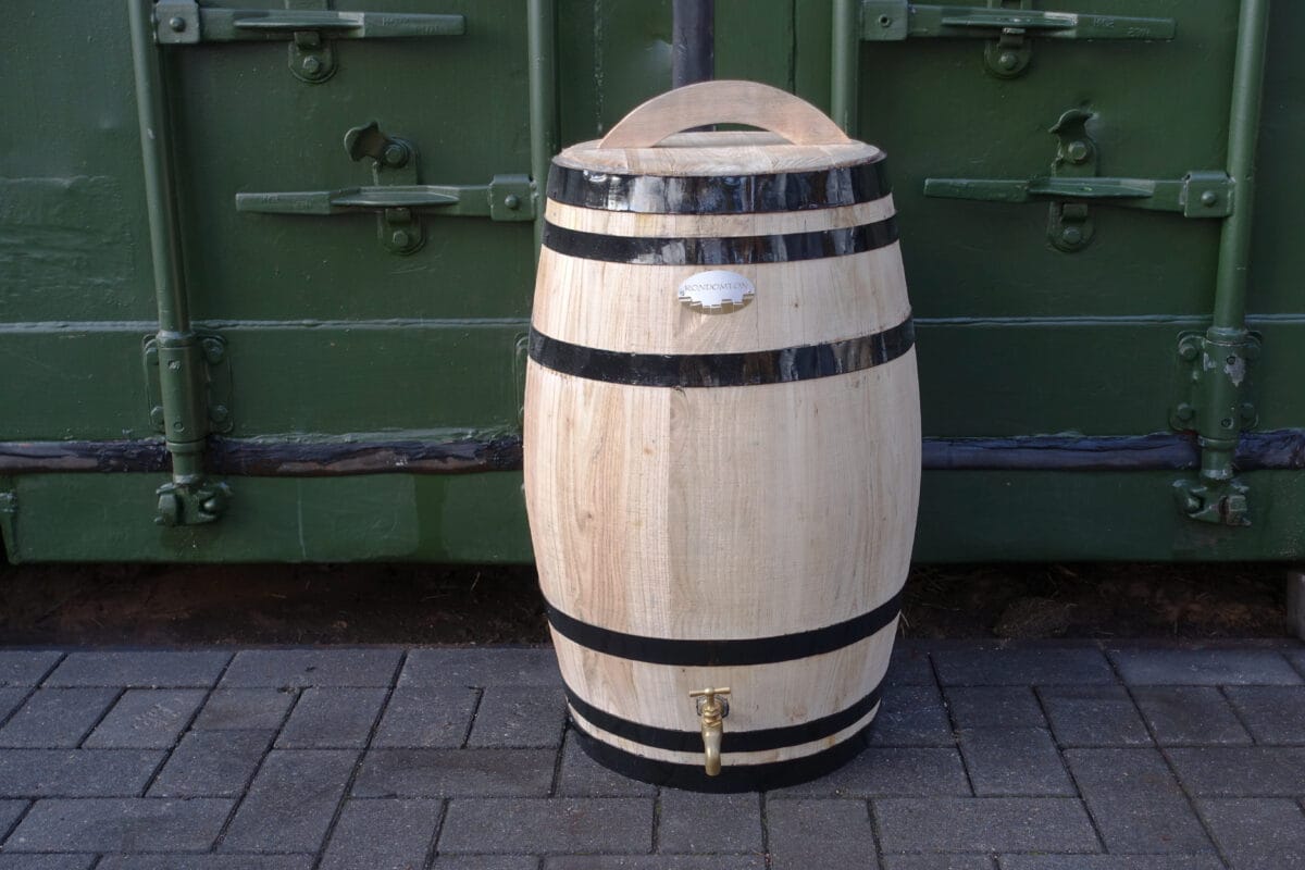 Houten regenton, zwarte banden, kraan laag, 50 liter. - rondomton.nl