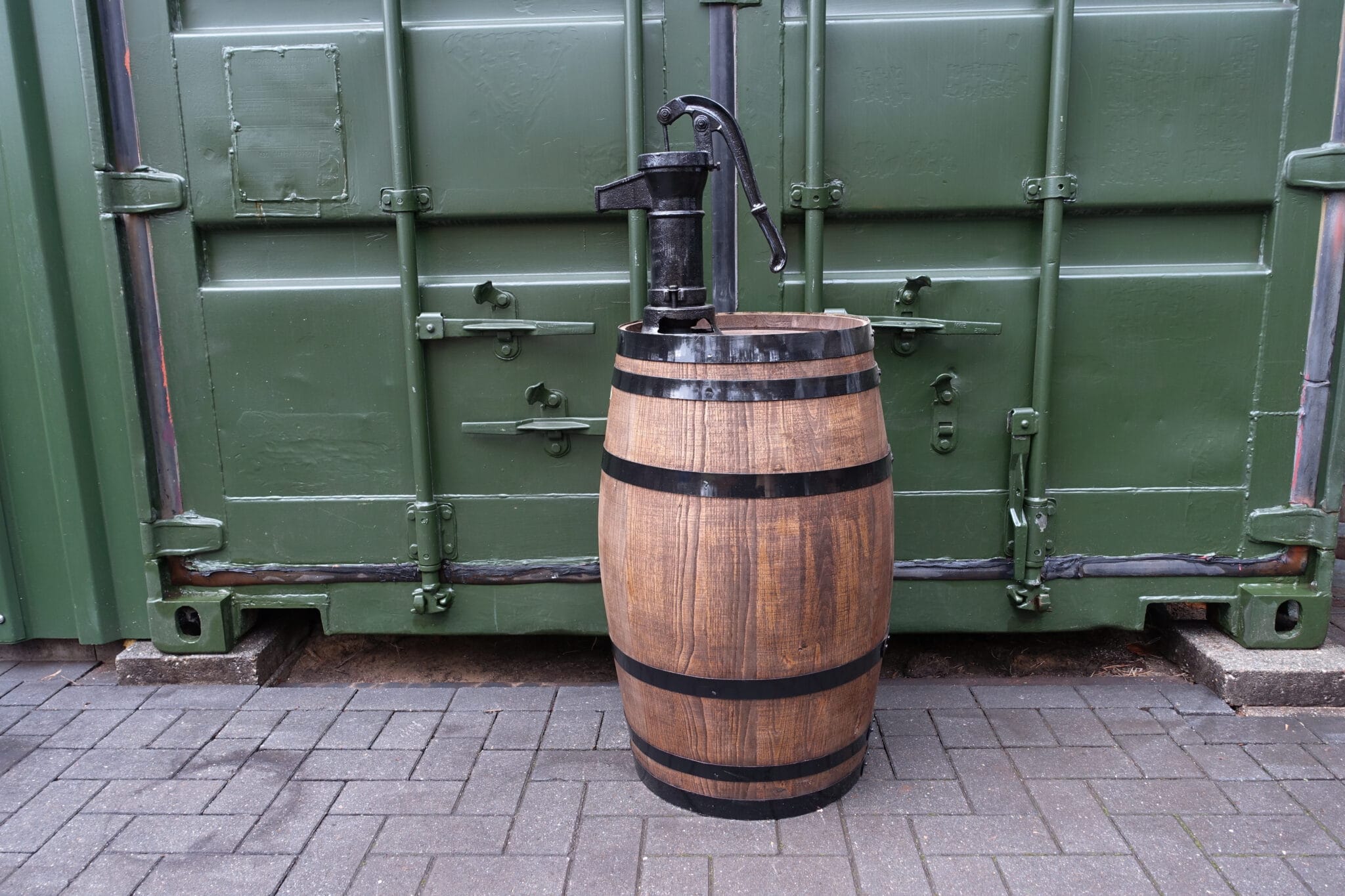 Kastanje ton 150L, zwarte banden, gebeitst, met pomp - rondomton.nl