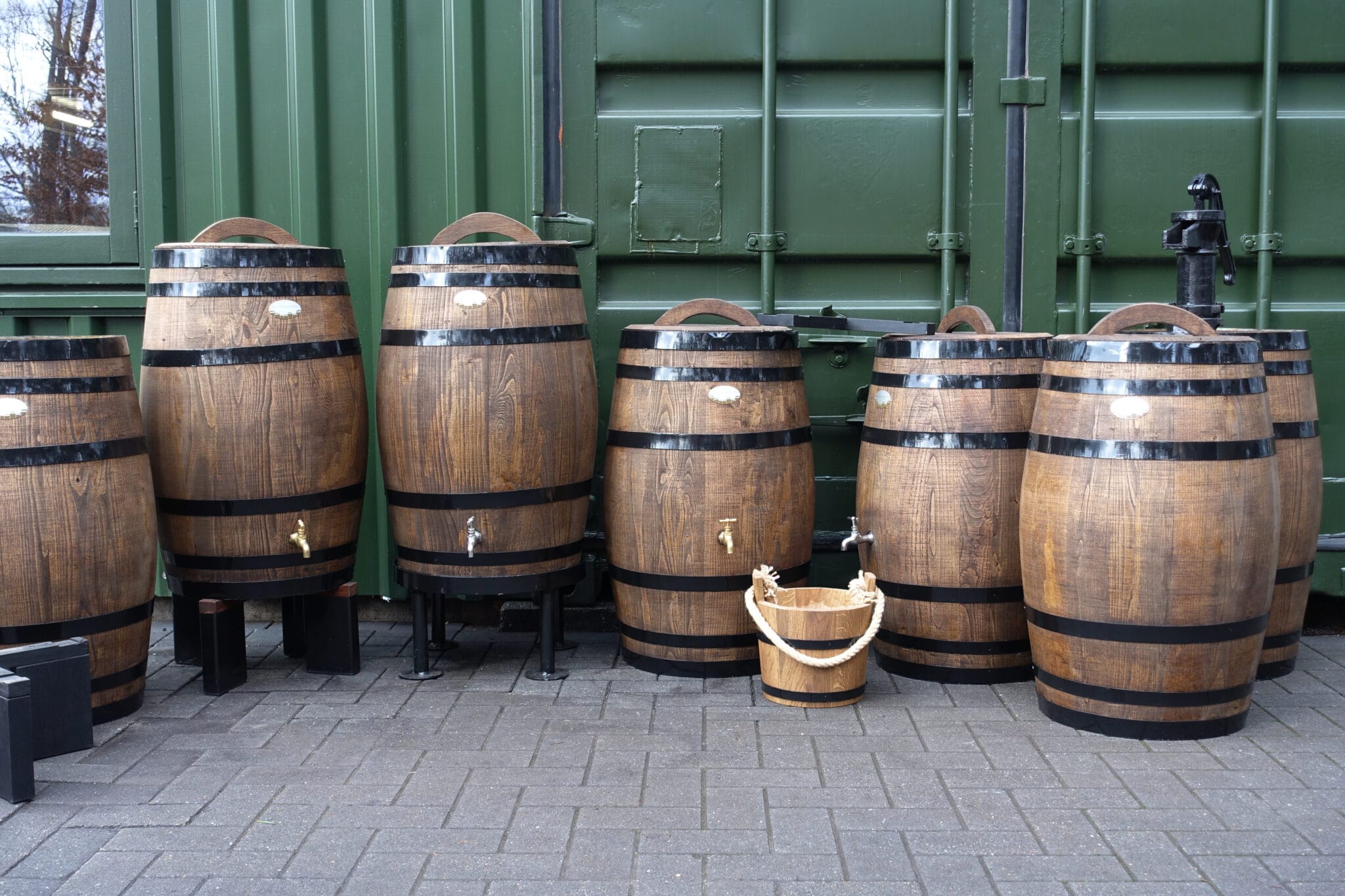Kastanje ton 150L, zwarte banden, gebeitst, met pomp - rondomton.nl