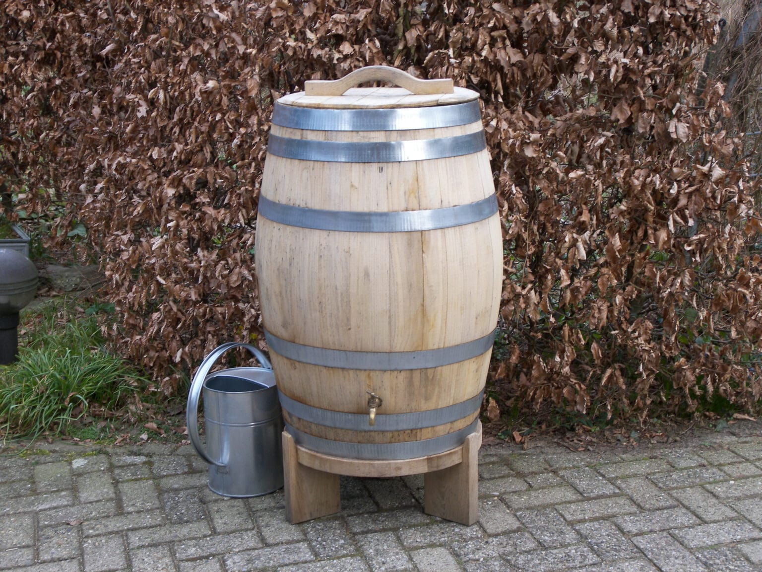 Houten regenton met kraan en houten verhoging (150L) - rondomton.nl