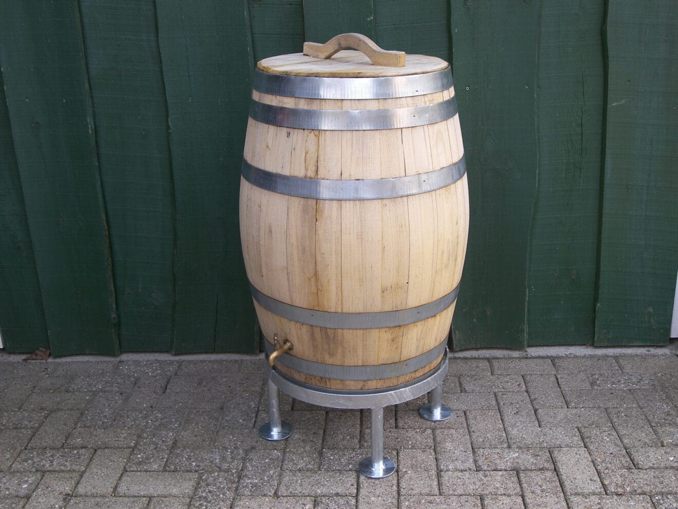 Houten regenton met kraan en ijzeren verhoger (150L) - rondomton.nl