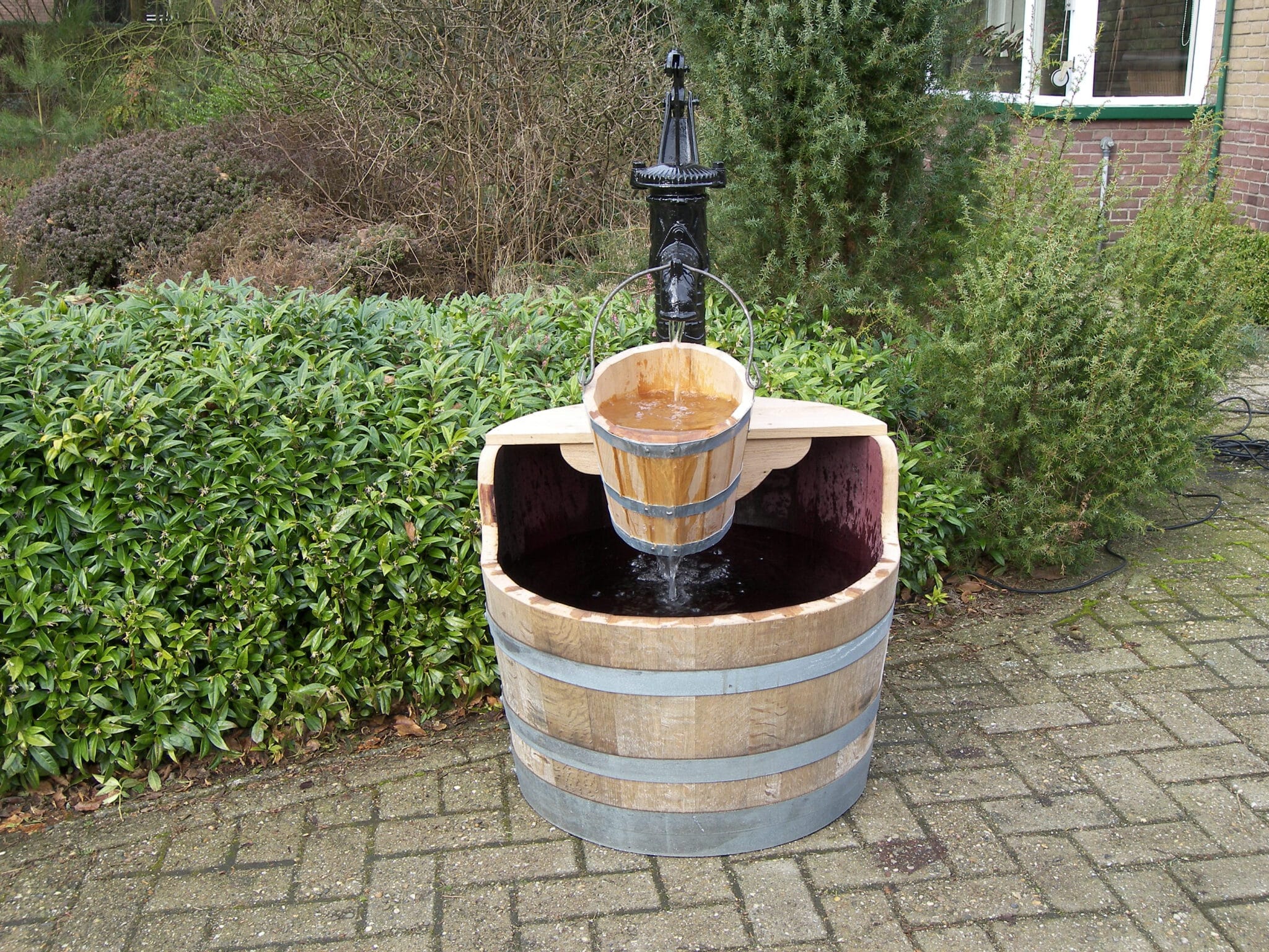 Waterornament met verhoogde kuip, emmer en pomp - rondomton.nl