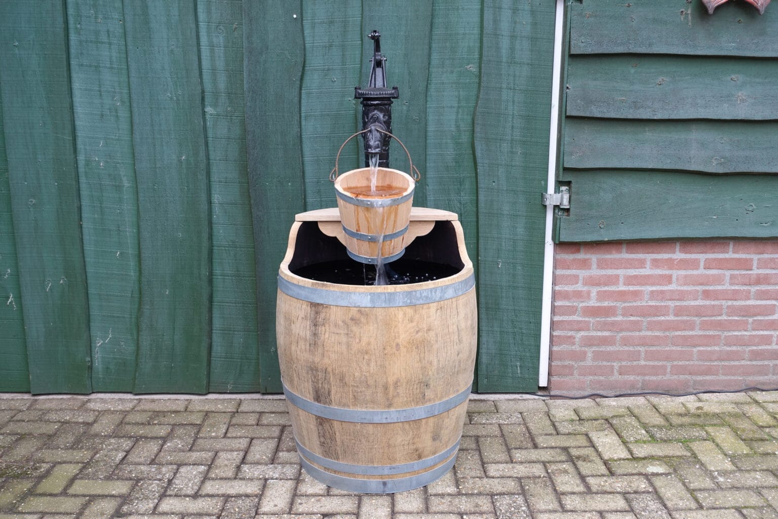 Waterpartij verhoogd met handpomp en dompelpomp - rondomton.nl
