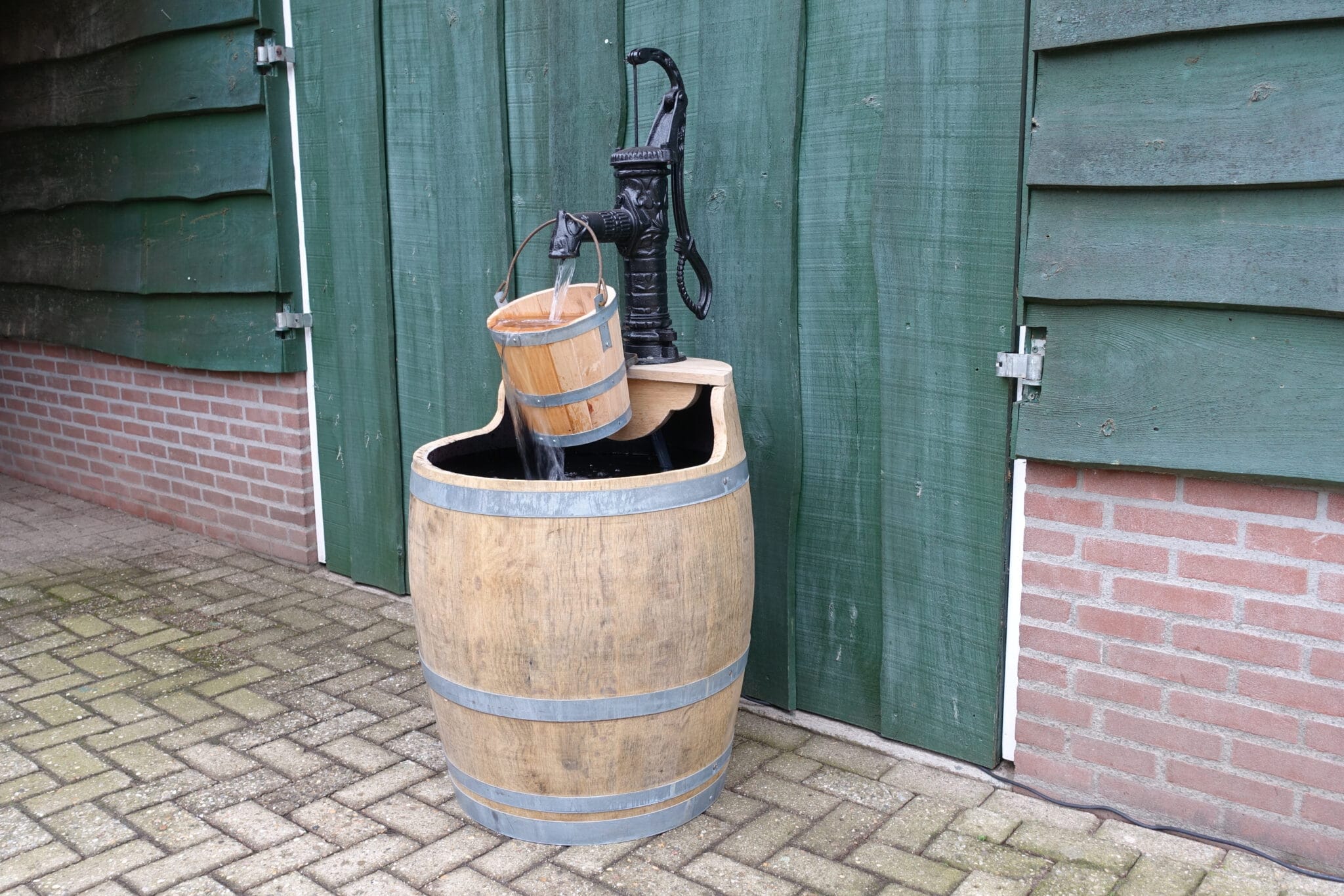 Waterpartij verhoogd met handpomp en dompelpomp - rondomton.nl