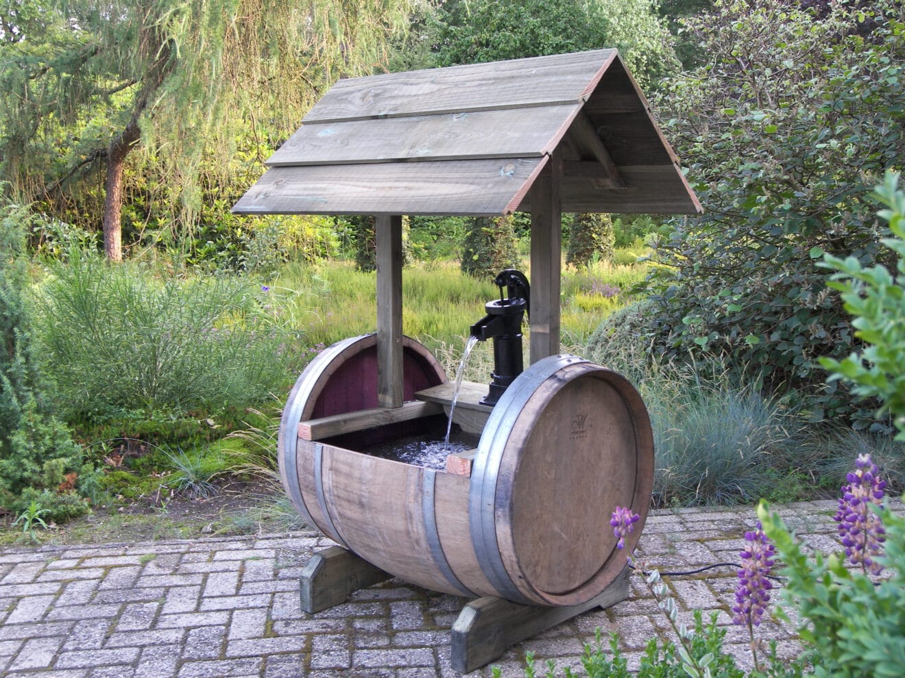 Waterput met dak en pomp - rondomton.nl