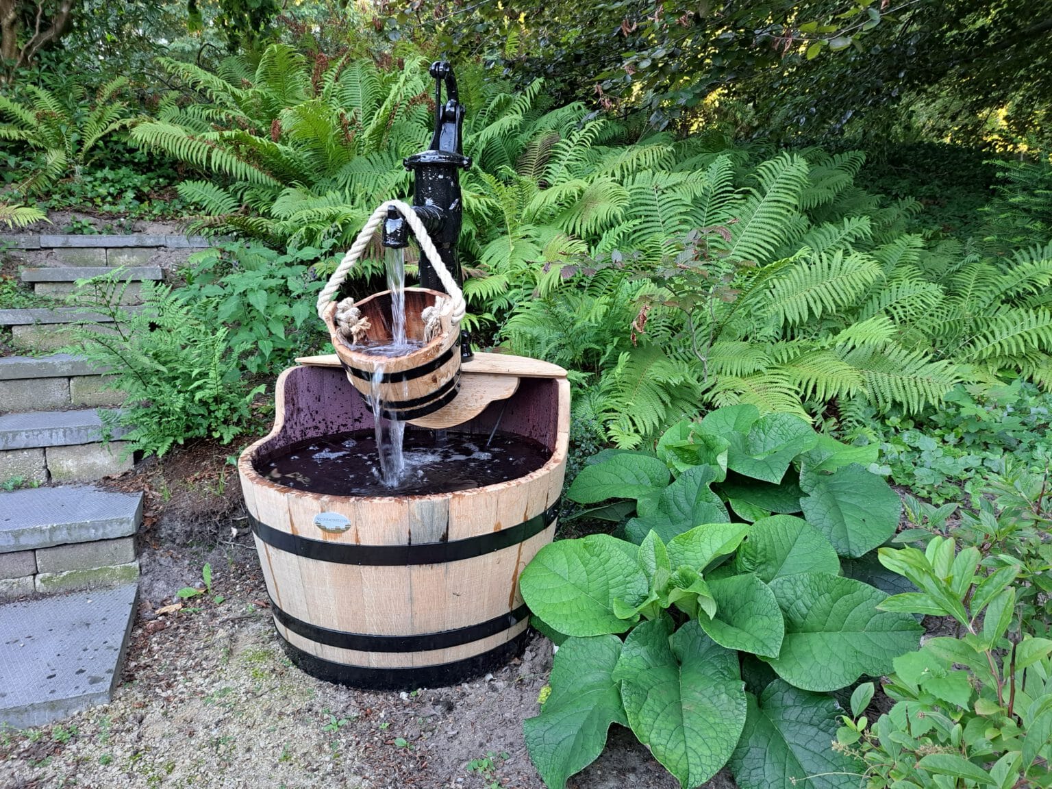 Waterornament verhoogde kuip met emmer zwarte pomp en banden - rondomton.nl