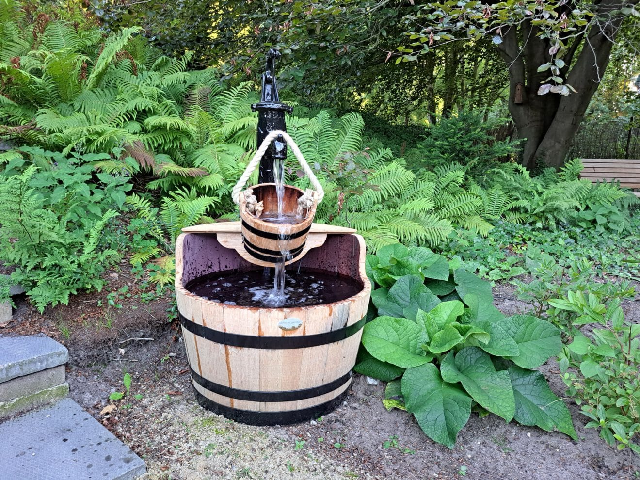 Waterornament verhoogde kuip met emmer zwarte pomp en banden - rondomton.nl