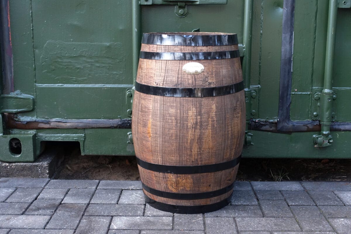 Kastanje ton 50L, zwarte banden, hout gebeitst, vast deksel - rondomton.nl