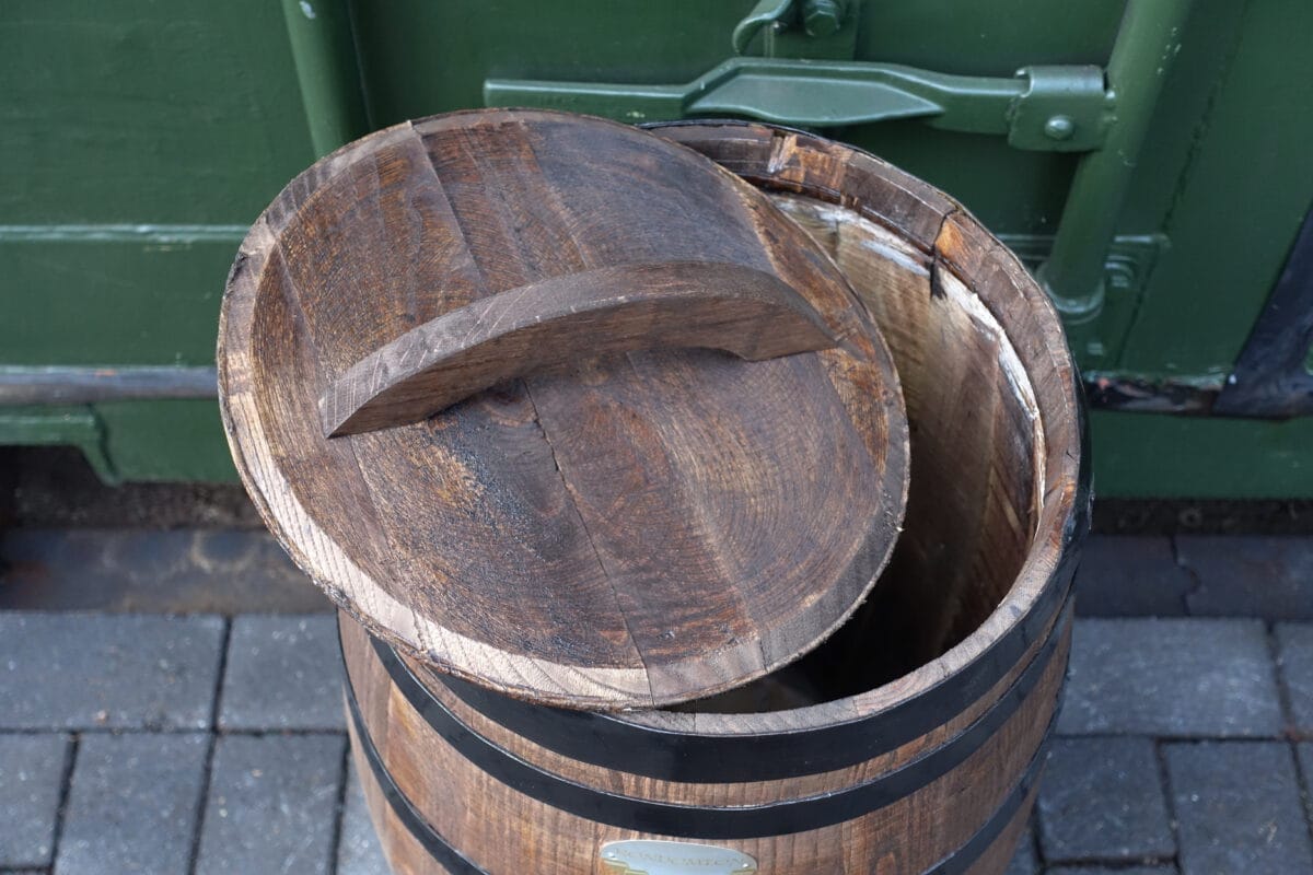 Kastanje ton 50L, zwarte banden, hout gebeitst, los deksel - rondomton.nl