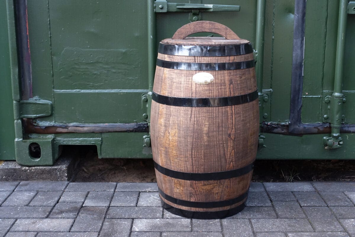 Kastanje ton 50L, zwarte banden, hout gebeitst, los deksel - rondomton.nl