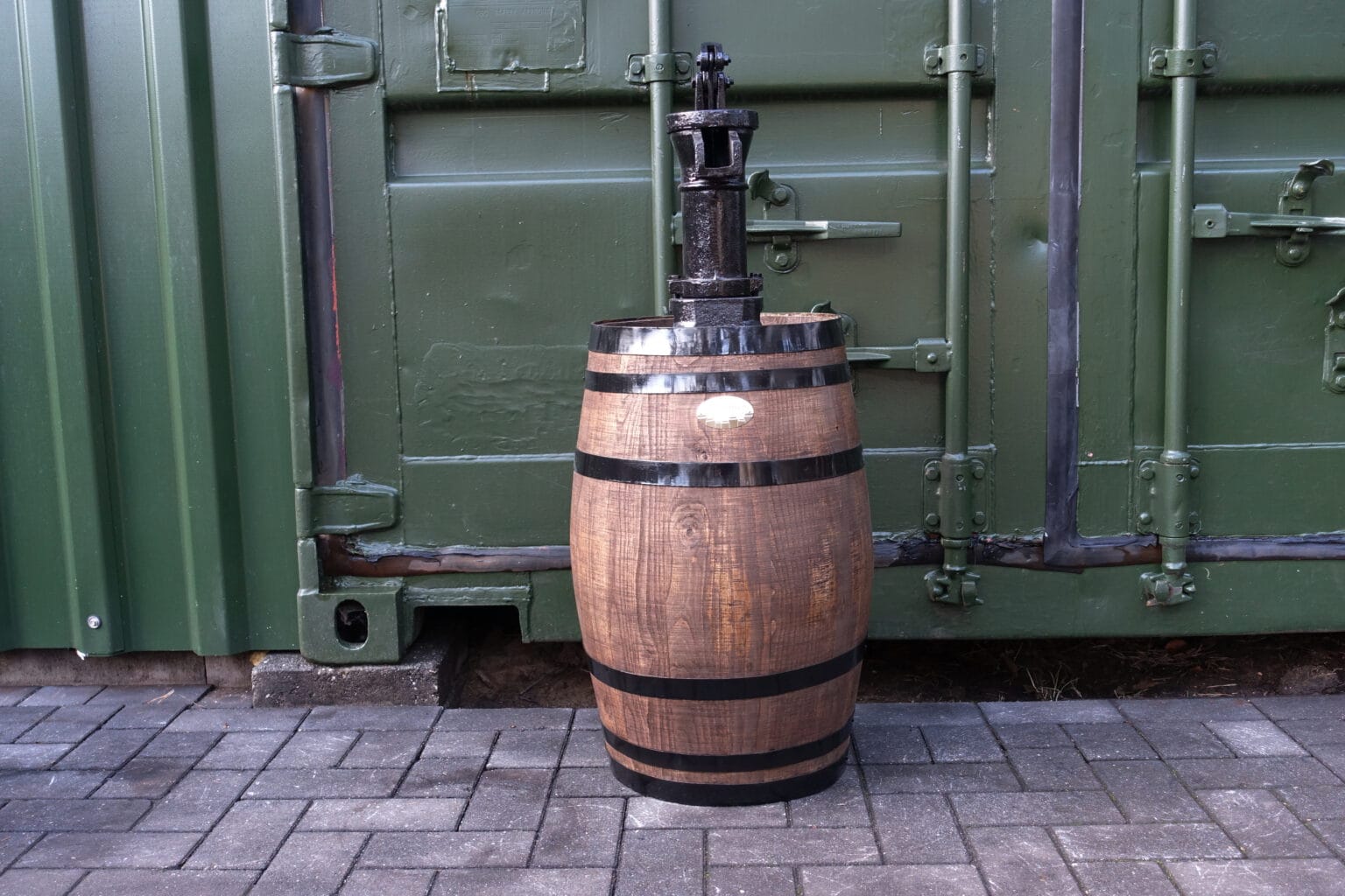 Kastanje ton 50L, zwarte banden, gebeitst, met pomp - rondomton.nl