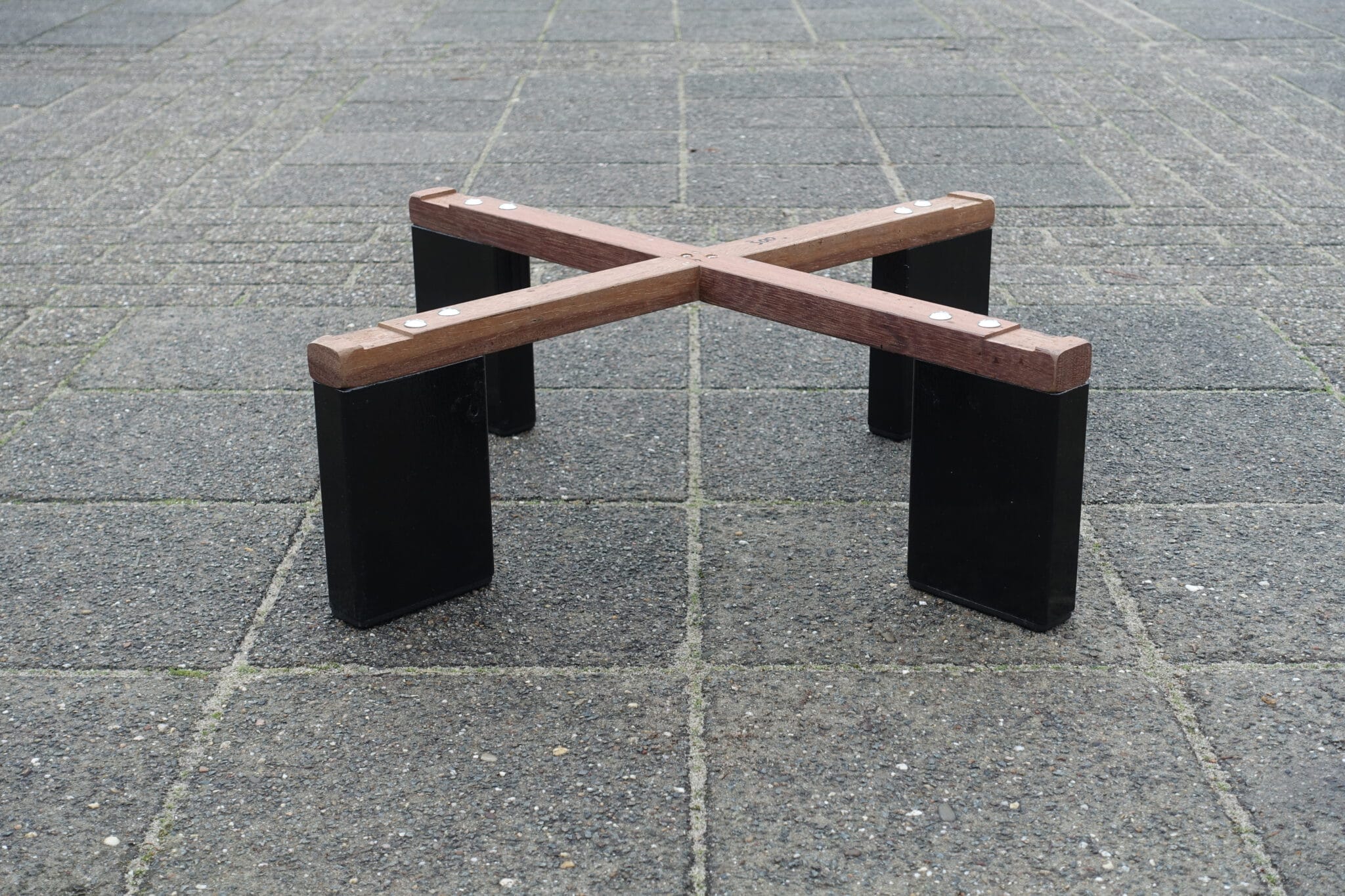 Regenton voet hout en ijzer, zwart, 60 tot 64cm, 300L - rondomton.nl